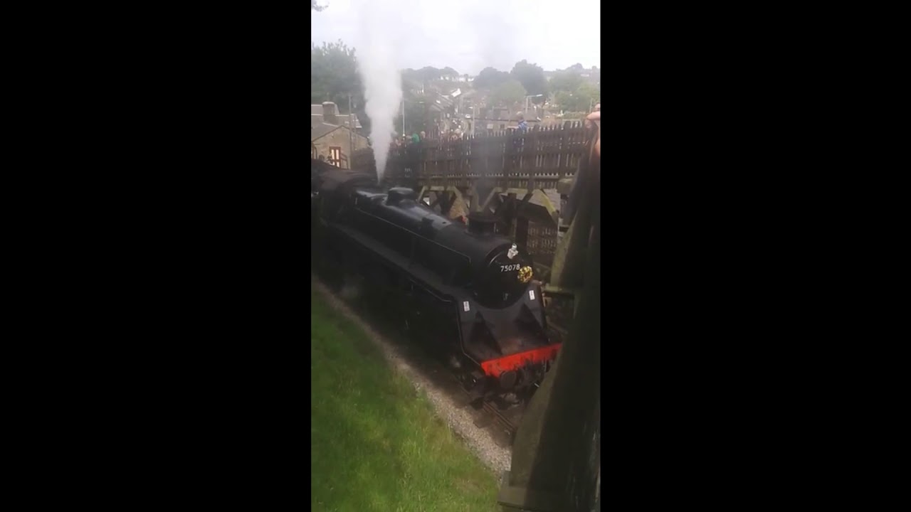 KWVR Steam Train Chuffing into and out the station. - YouTube