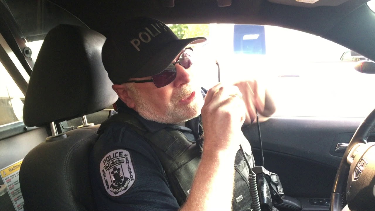 Cop's Final Sign-off after 39-year Career - YouTube