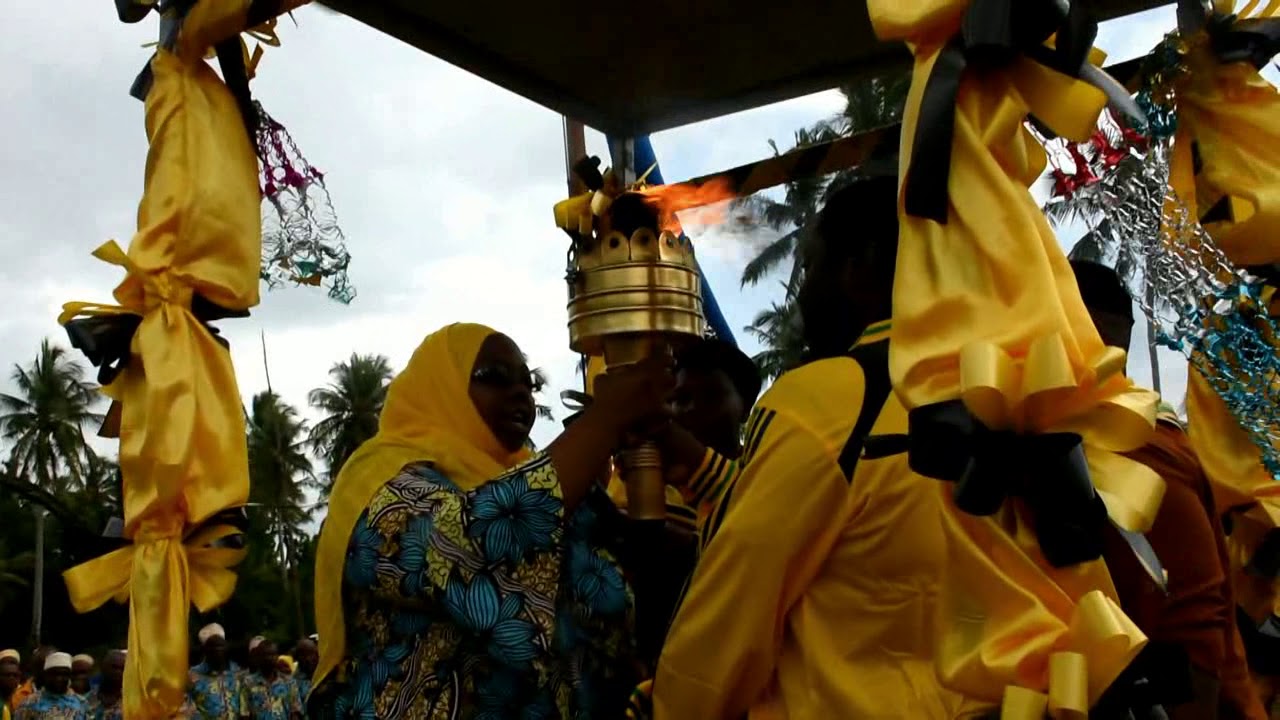 Mkuu wa Wilaya ya kati nd.Hamida Khamis Mussa akikabidhi mwenge wa ...