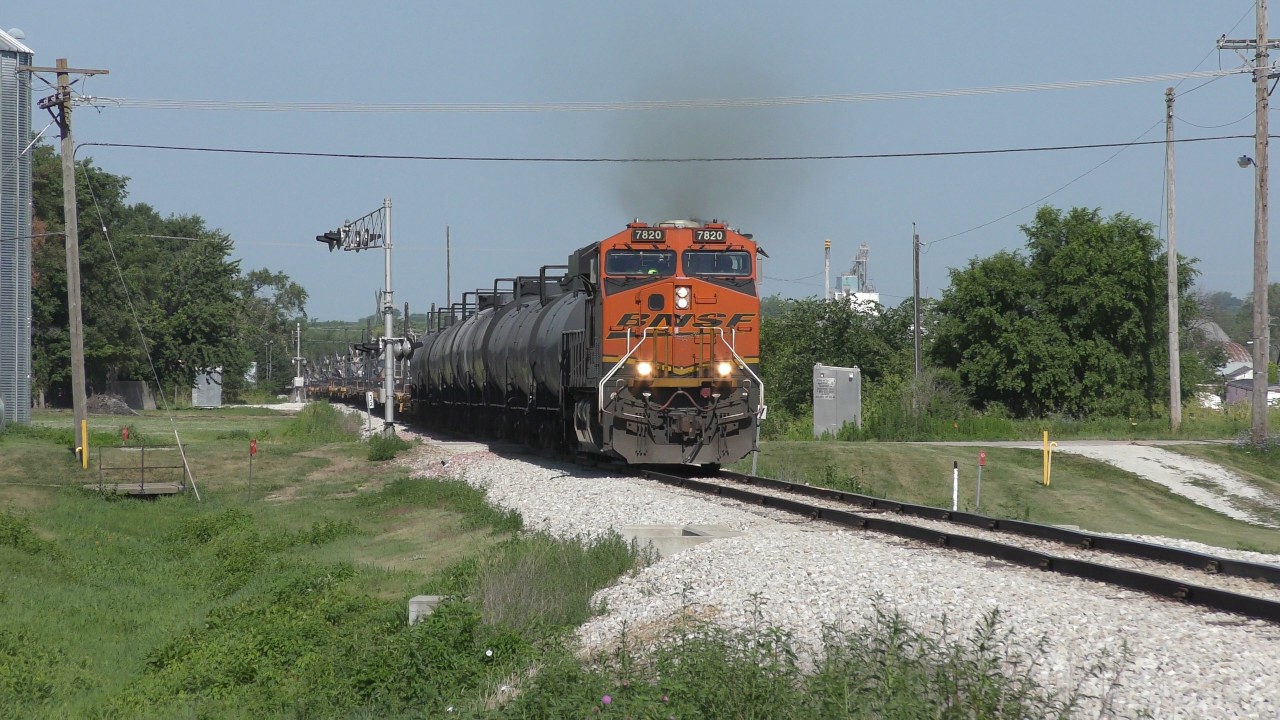 BNSF Empty Windmill Train through Atlantic, Iowa on IAIS Trackage - YouTube