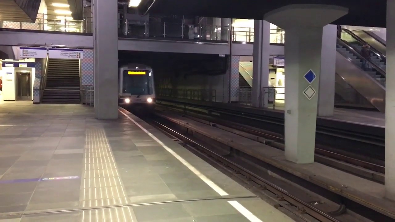 Metro lijn D komt aan op station Beurs Rotterdam Nederland - YouTube