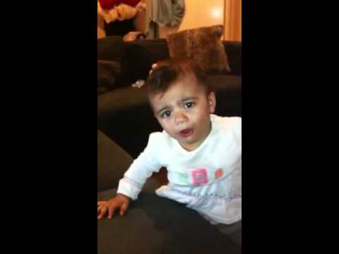 Emily Santos dançando