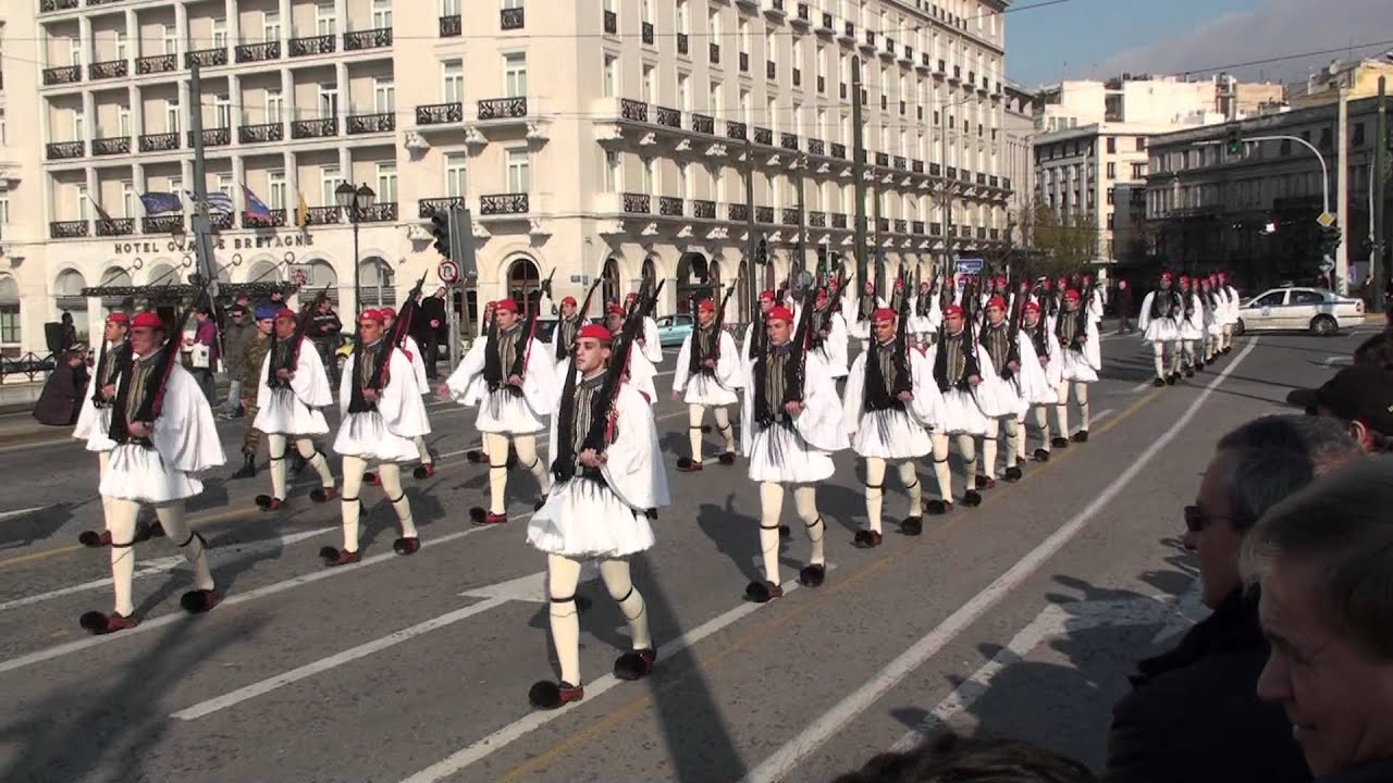 Παραταξη Ευζωνων Κυριακη 25-12-11 Evzones marching - YouTube