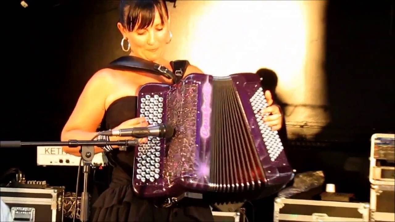 Stéphanie RODRIGUEZ. Medley au gala d'accordéon de Voulême le 15.08. ...