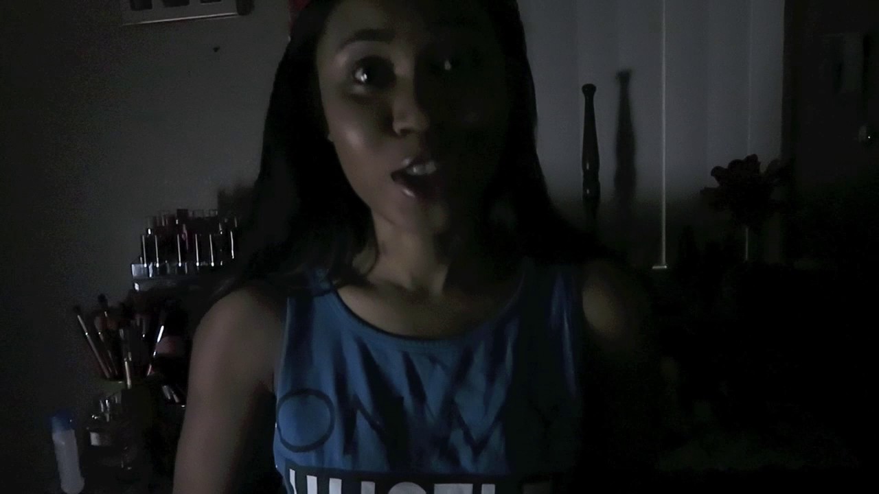 Doing my make up in the dark challenge | Roxy Tyrell - YouTube