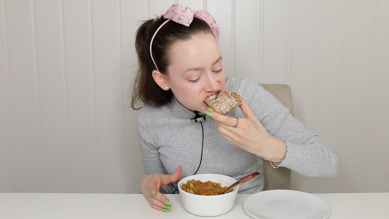 ASMR Eating Sounds | Chili Lentil Soup & Bread Roll - YouTube