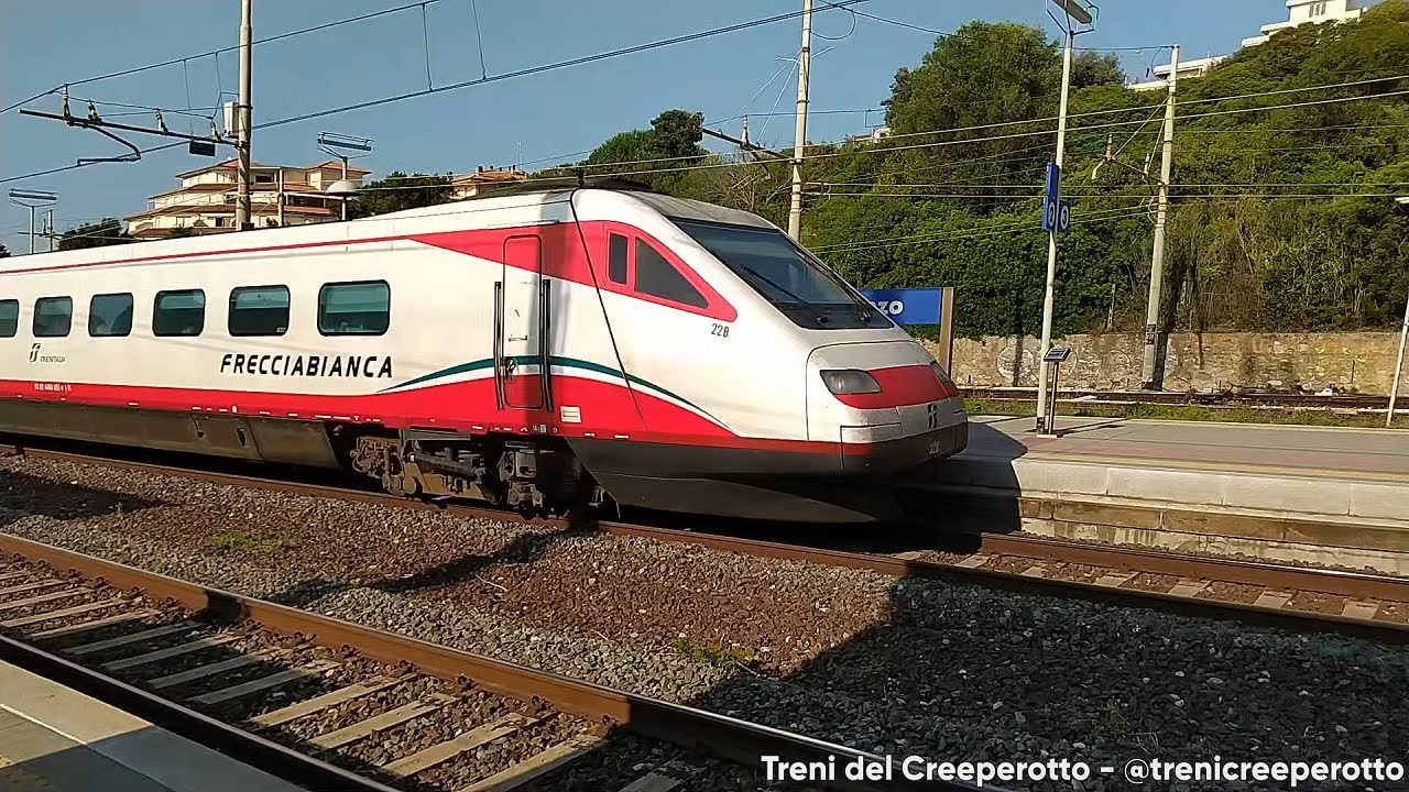 Treno Frecciabianca 8619 con ETR460.022 per Roma Termini in transito a San Vincenzo (29/06/2023 ...