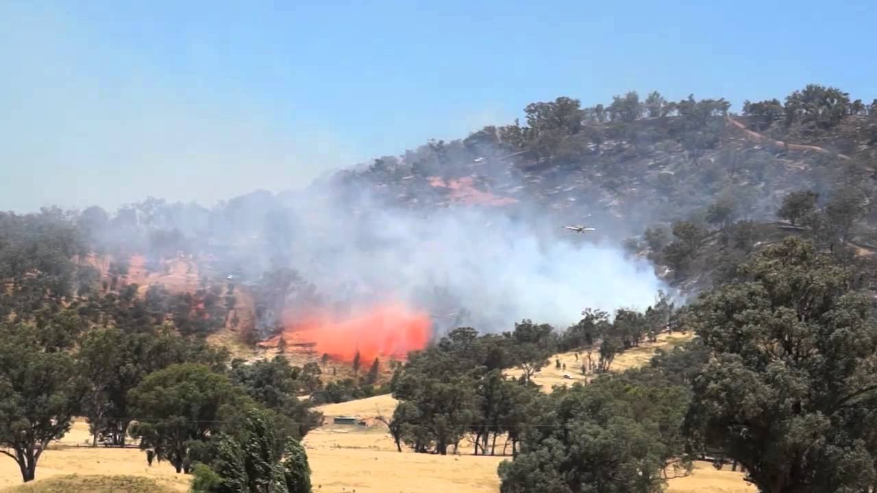 Water bombing the Wodonga Bush Fire 161214 - YouTube