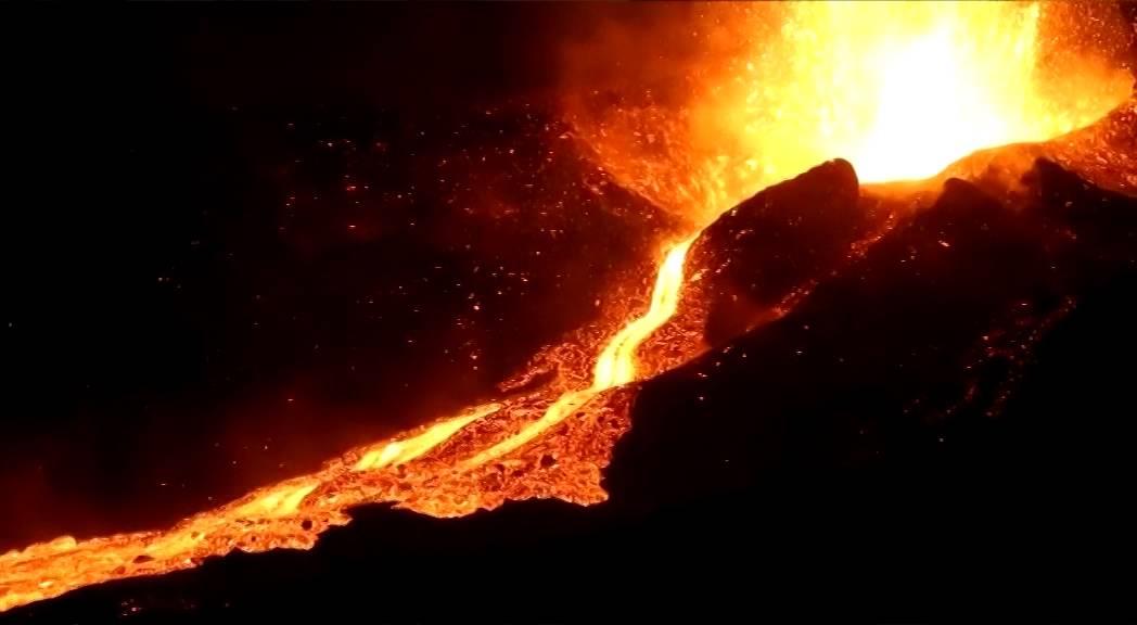 Erupcao De Ilha Vulcanica Vulcão La Cumbre Entra Em Erupção Nas