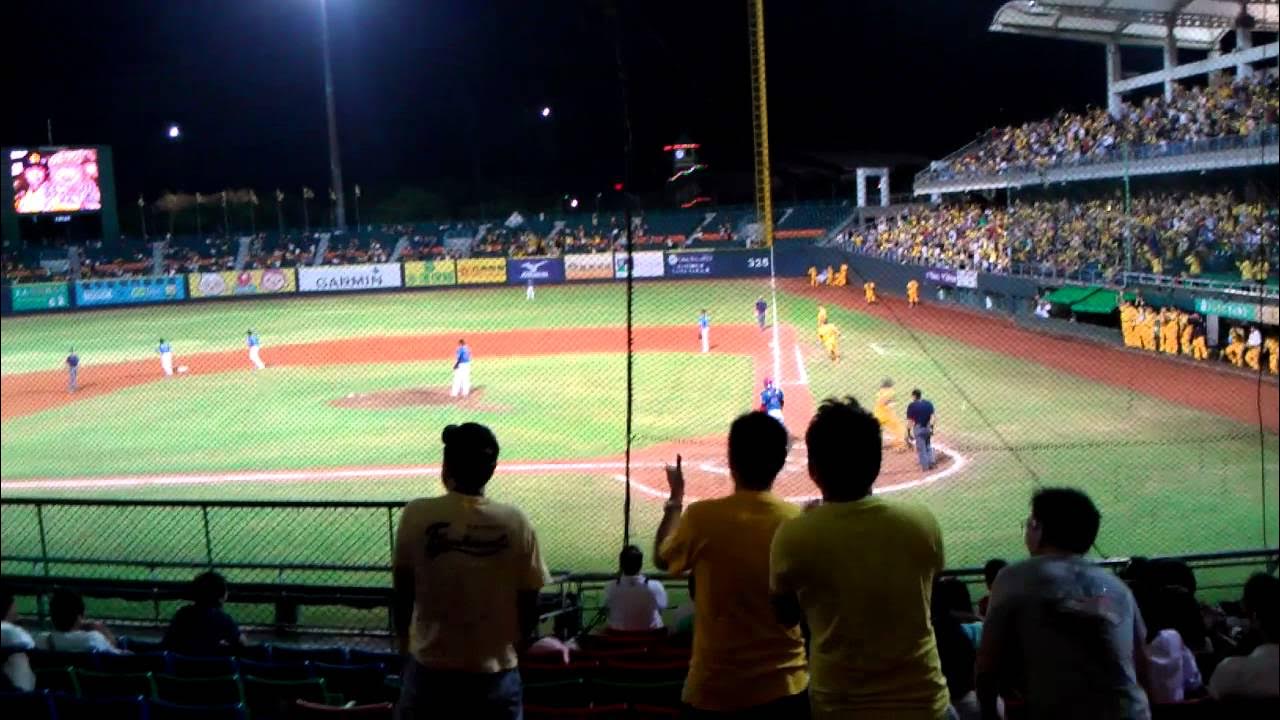 2011.9.27 LAMIGO桃猿 V.S. 兄弟象 in 新莊 恰恰安打 - YouTube