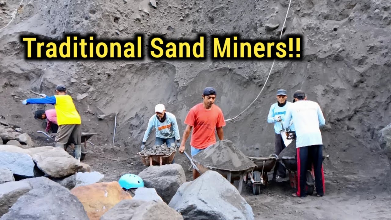 Traditional Miners! PROCESS of SIEVING Black Sand WITHOUT the help of ...