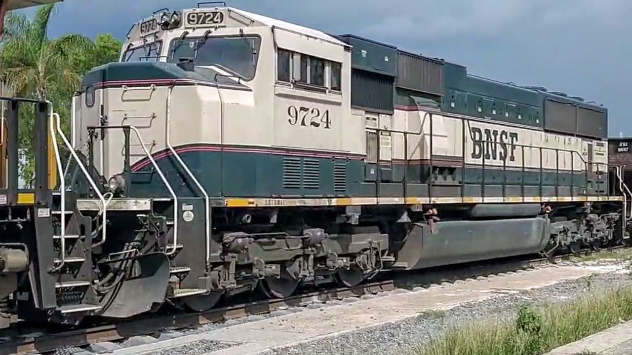 MIXTO de BNSF N° 7987 ES44C4, 9724 SD70MAC Executive Scheme con 77 ...
