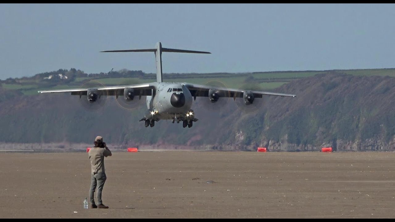 Spectacular beach landing RAF Airbus A400M Atlas - YouTube