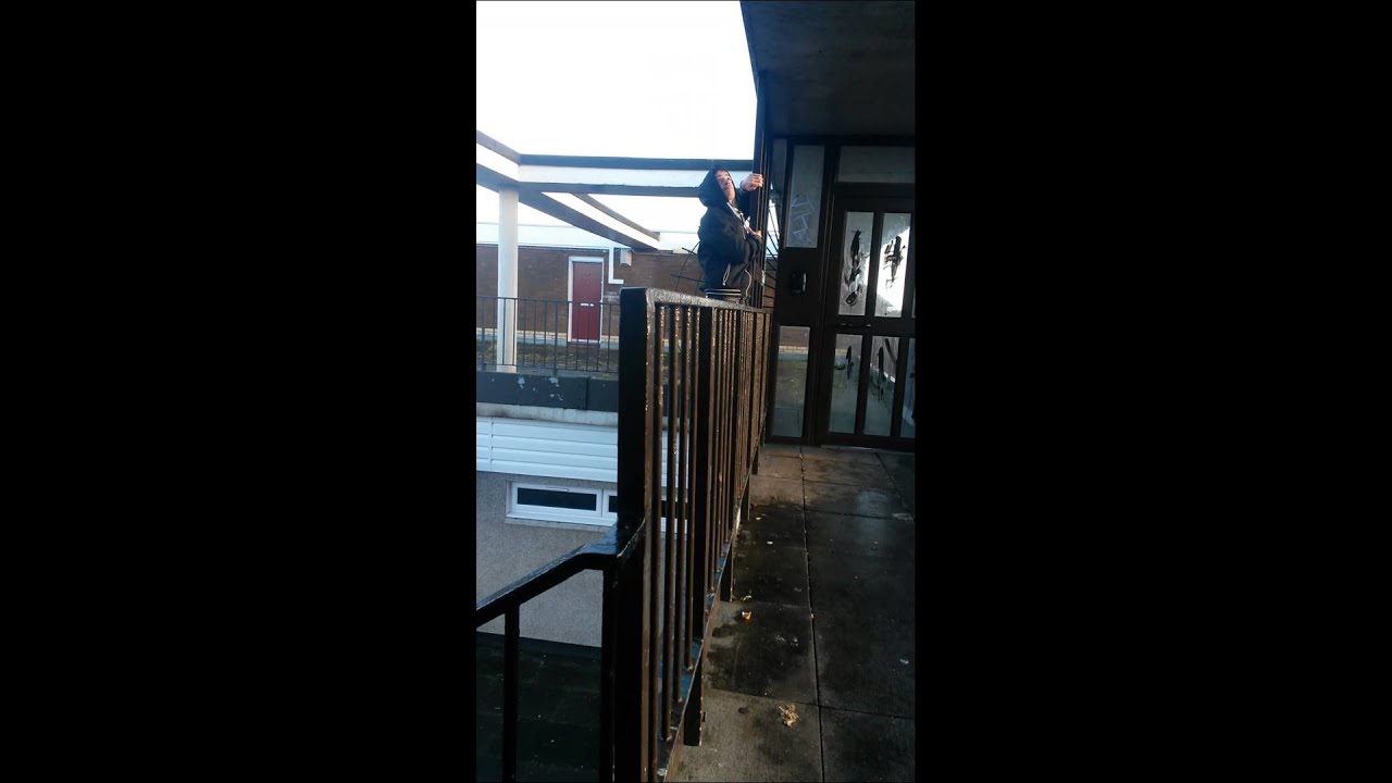 Dundee junkie Huntley shops lunch time - YouTube