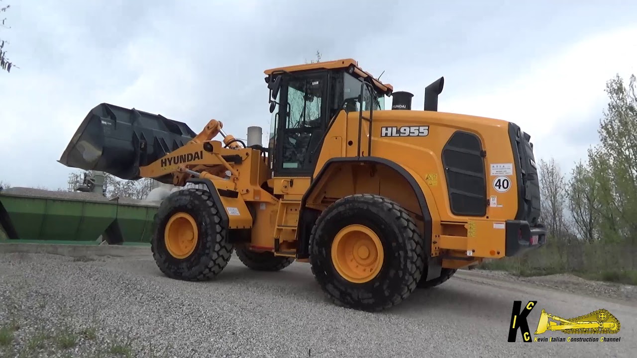 Hyundai HL 955 Wheel Loader Loading the Asphalt Plant - YouTube