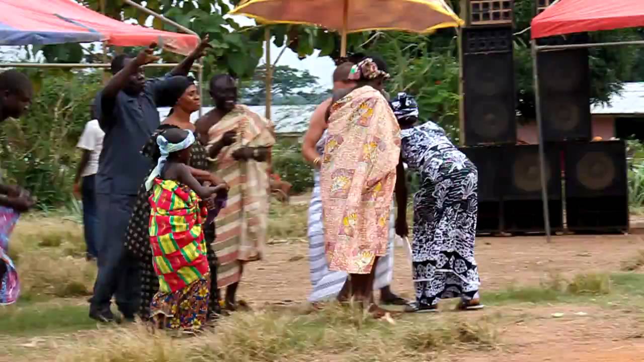 Chief Nana Ruud danst in Offinso tijdens Habitat bouwreis - YouTube