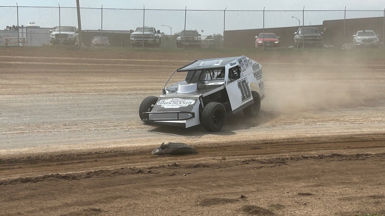 Hibbing raceway heat race - YouTube