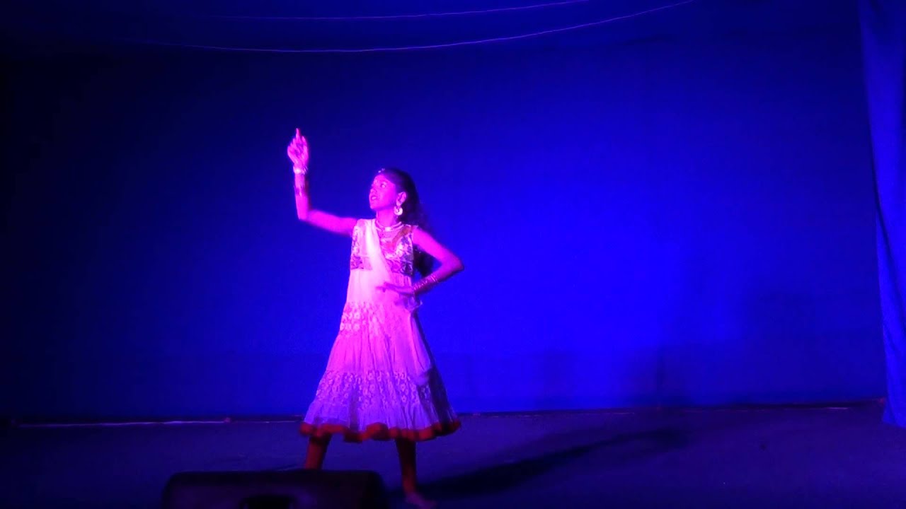 Diya performing on Humpe kisne hara rang dala - YouTube