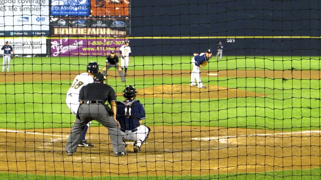 Shane Brown drives in the winning run - YouTube