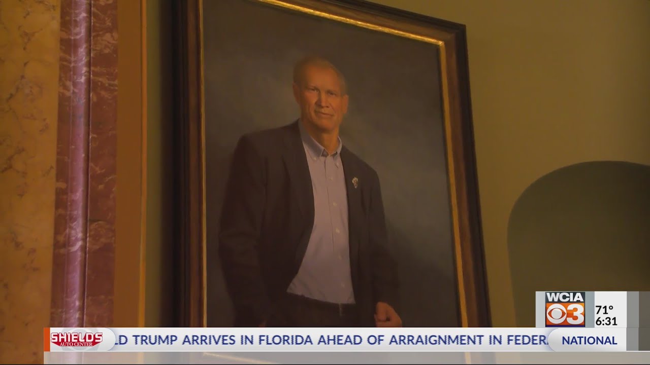 Governor Rauner's official Capitol portrait unveiled - YouTube