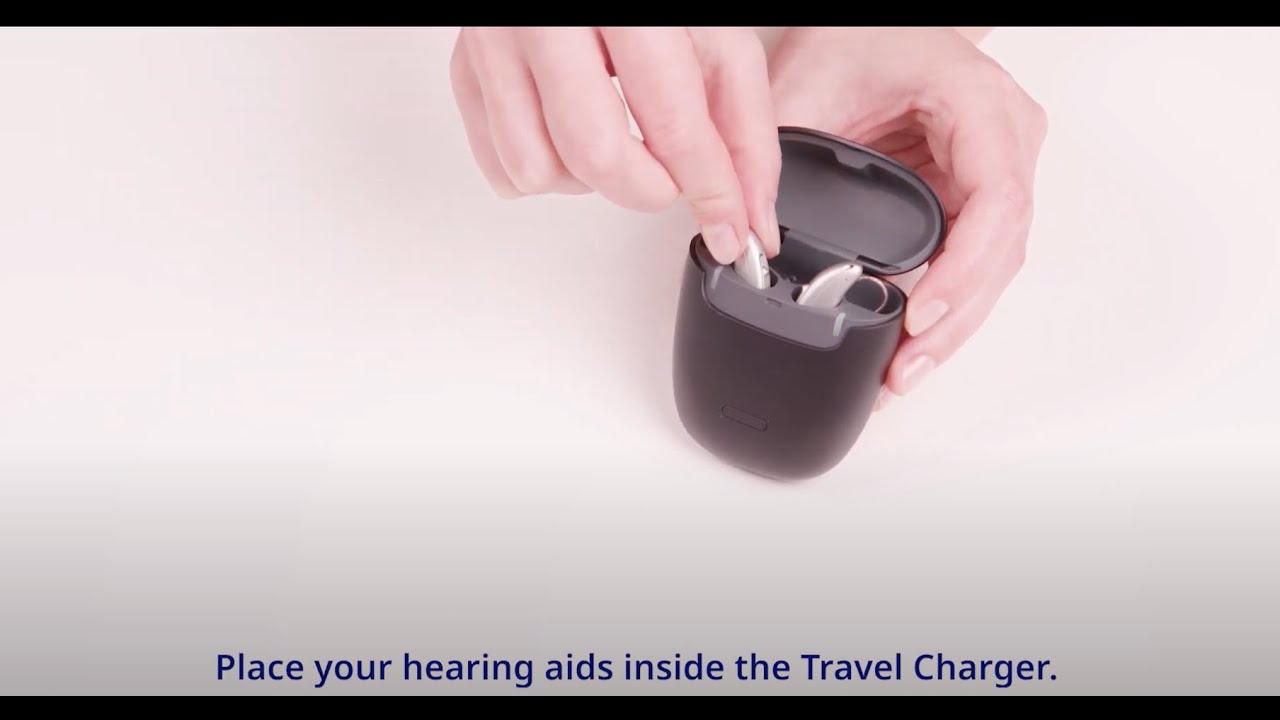 Het opladen van Audio Service R Li 8 RIC hoortoestellen met de Travel ...
