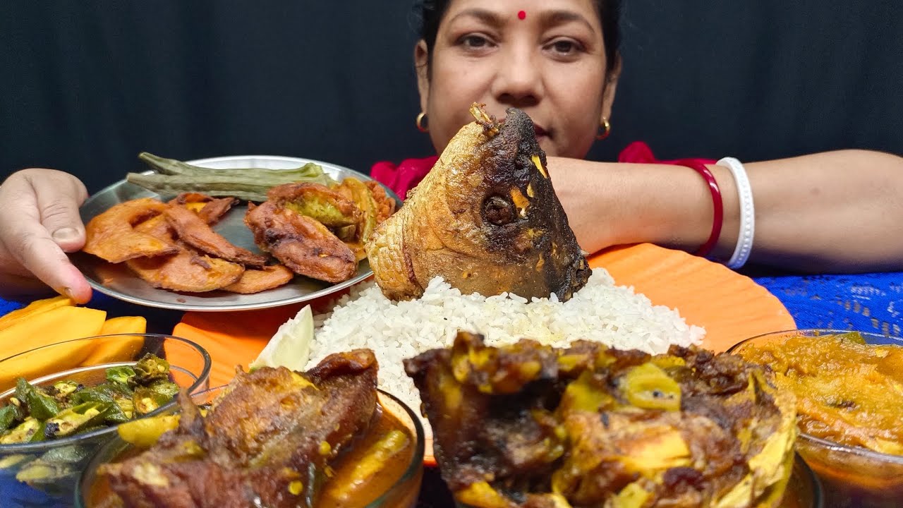 Macher matha diye misti kumro & aloo kakrol fish curry patal bora Kumro ...