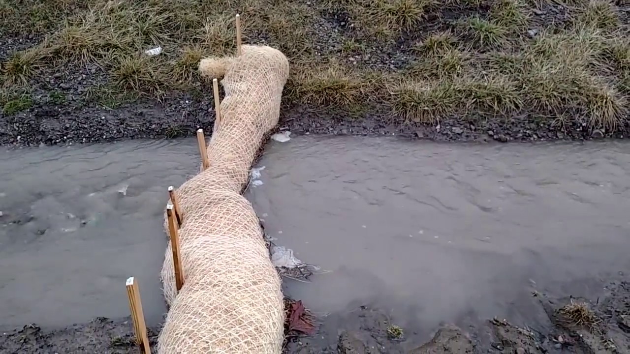 Sediment control log 20 X 10%27 Filtering water - YouTube