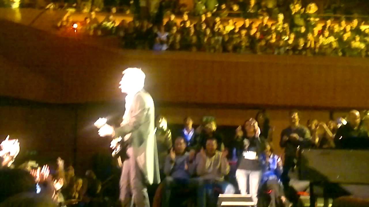 Claudio Baglioni, Dieci Dita, 28 dicembre 2011, Strada Facendo e saluti finali - YouTube