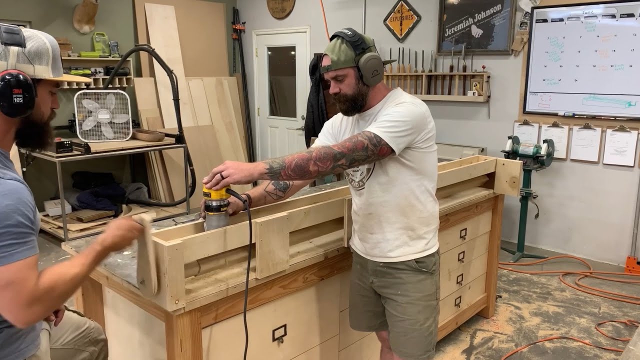 DIY Lathe With a Router || I Made My Own Lathe - YouTube
