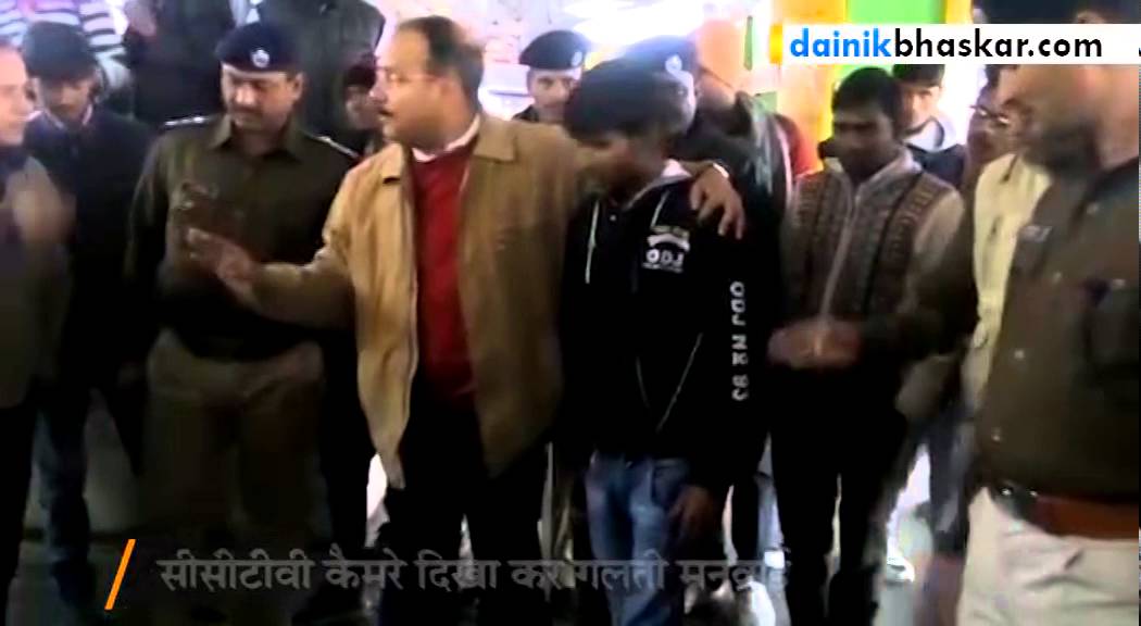 RPF Officer Scolded Passenger for Creating Mess at Station in Jhansi ...