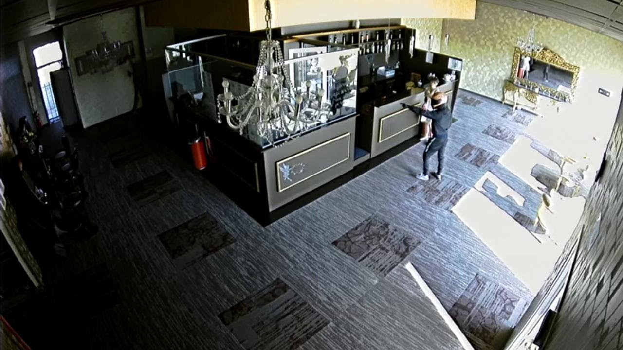 Loreggia, l'azione fulminea del rapinatore col casco nella sala slot - YouTube