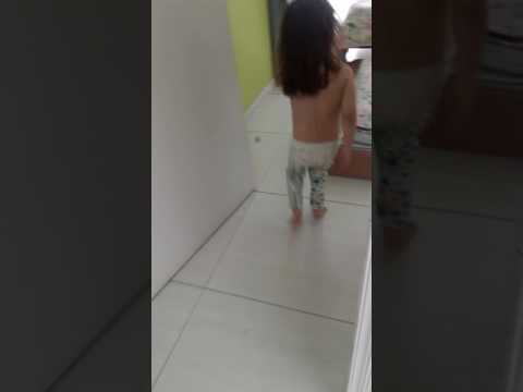 MC Cecília EXPLOSÃO (BB de 2 anos dançando funk)