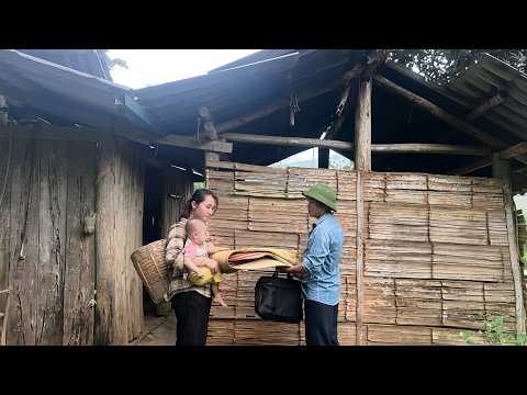 Bekar bir anne ve çocuğu, istikrarlı bir konut için yetkililerden yardım alıyor