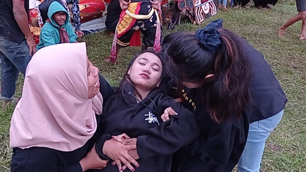 pasrah dah😝😝 penyembuhan cewek cantik kesurupan . butuh 3 pawang. gak ...