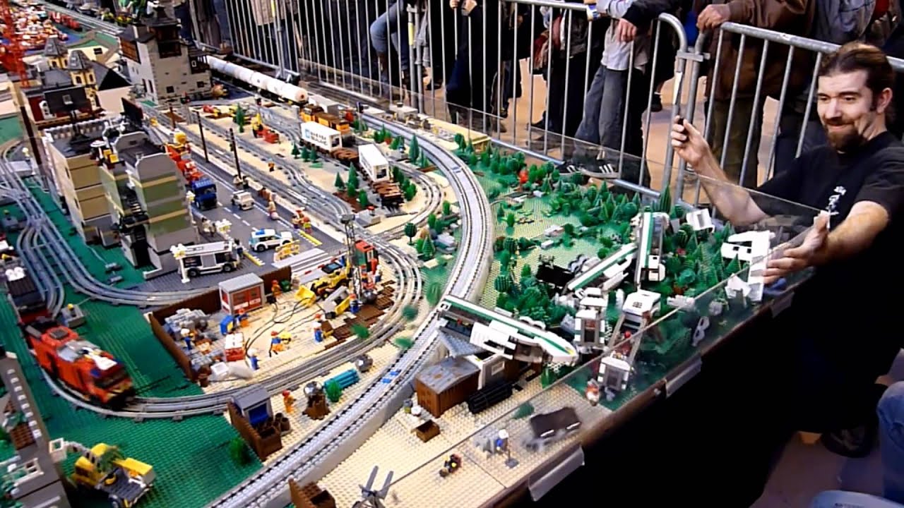 Lego train 4511 run and crash on LGV - YouTube