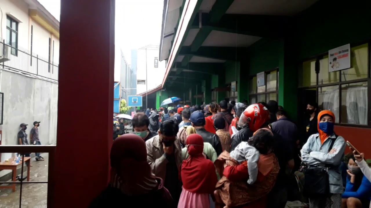 Antrian Mengular Ratusan Warga Desa Cinunuk Untuk Mendapatkan Bantuan ...
