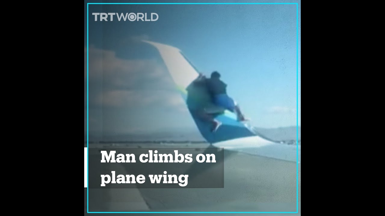 Man climbs onto wing of airplane before take off in Las Vegas - YouTube
