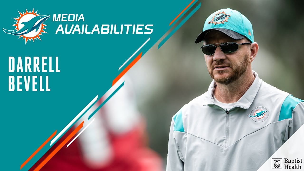 Quarterbacks/Passing Game Coordinator Darrel Bevell meets with the ...