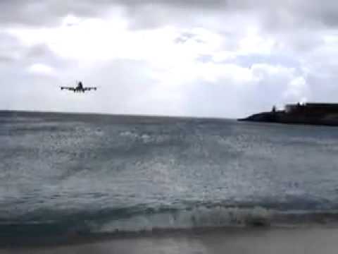Dunyanin En Ilginc Hava Alani Ucak Sahile çok yakın geiyor