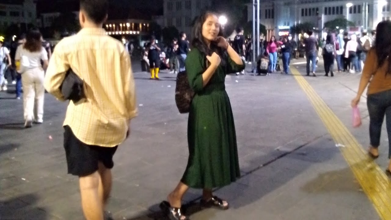 wow😍neng Ani jalan jalan di kota tua dengan seseorang🤭siapa ya ...