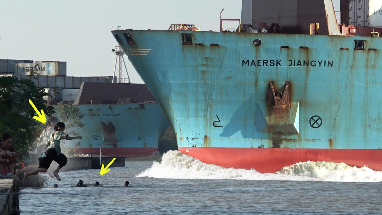 Big Wave Alert: Swimmers Shocked as Container Ship MAERSK JIANGYIN ...