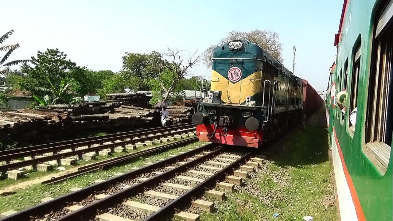Sundarban Express train Crossing a long Indian Freight Train - YouTube