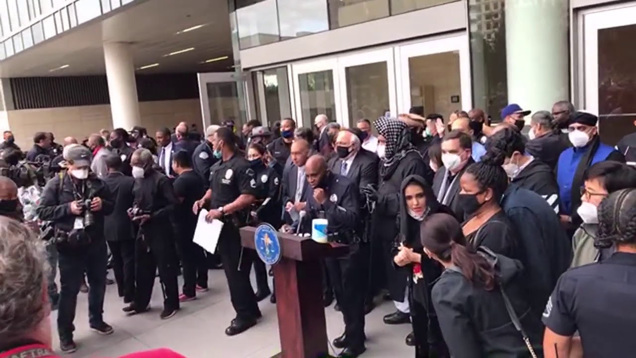 Shutting down a rally during an LAPD press conference - YouTube