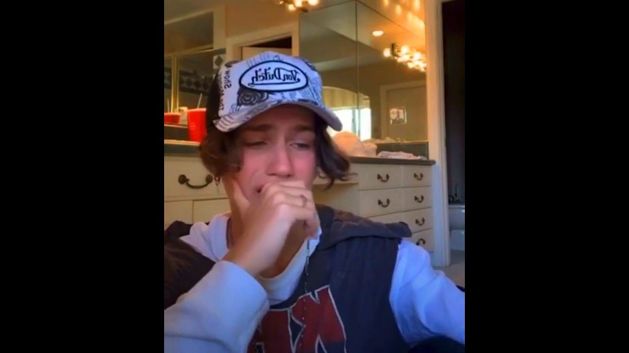 Lil Huddy CRYING on CAMERA! [VERY SAD] - YouTube