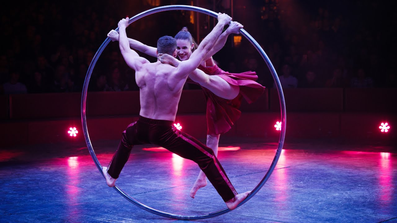 Duo Cyr Wheel Circus Act | Duo Unity | Heilbronn Weihnachtszirkus | Full Act - YouTube