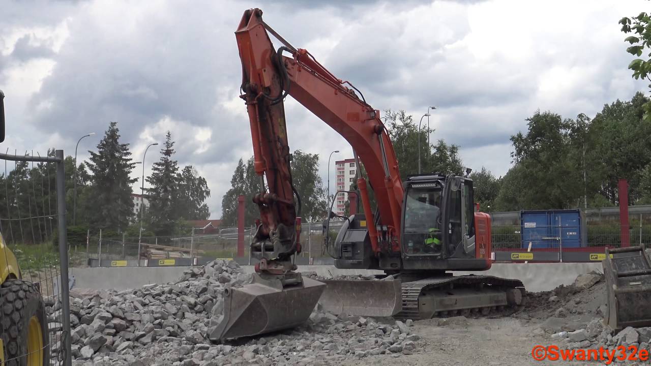 4K| Hitachi Zaxis 225 US Excavator Spreads Rocks - YouTube