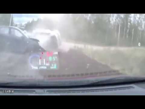 Incroyable! une voiture apparait de nulle part et provoque un terrible ...