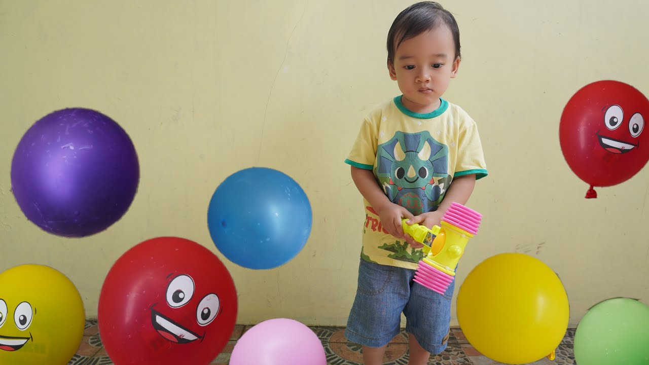 Bermain Meletuskan Balon Warna Di Teras Rumah - YouTube
