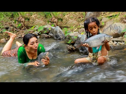 Amazing Top survival of mother and daughter- Catch many fish for cook ...