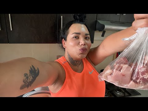 Cocinando carne de puerco con arroz rojo